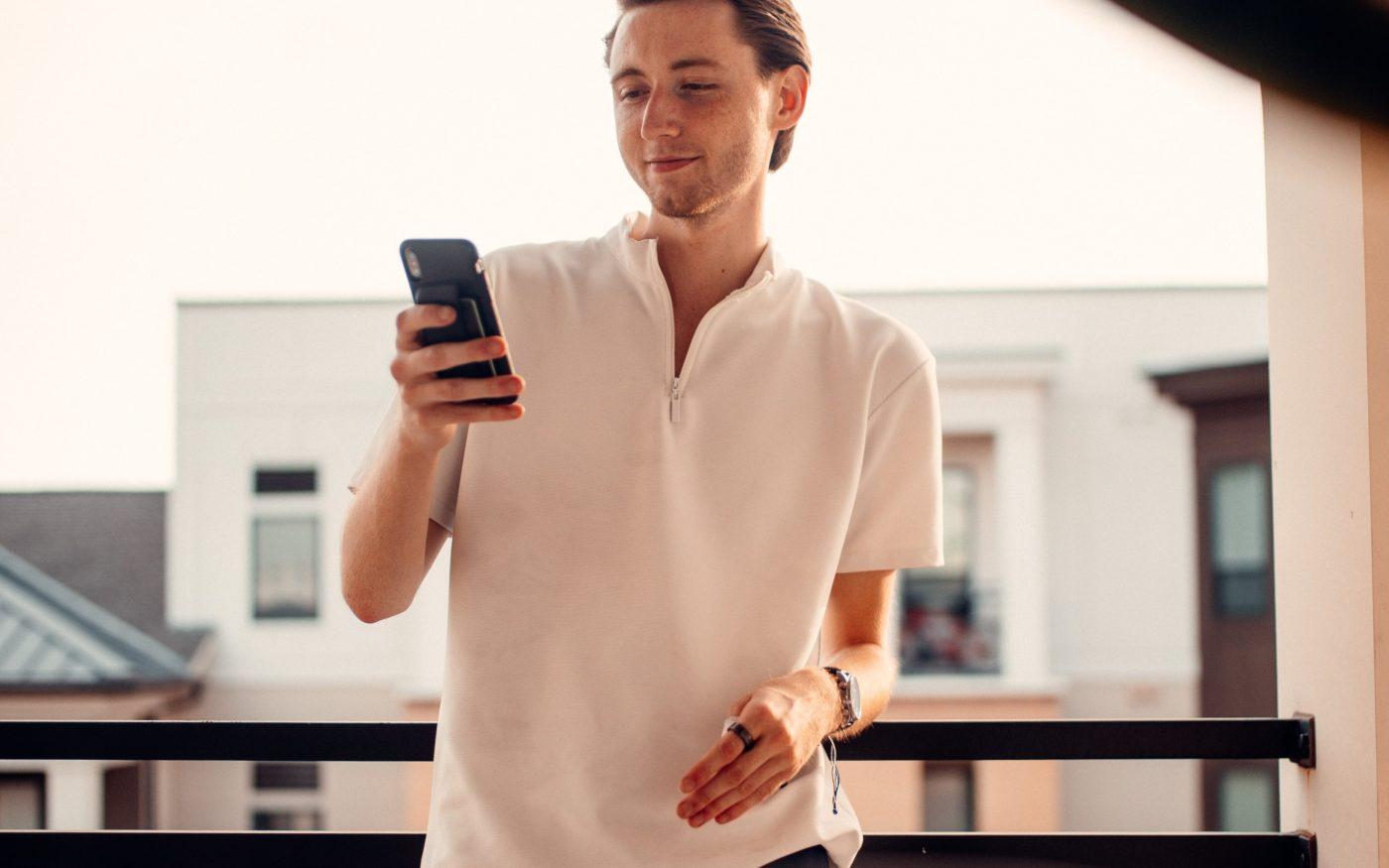 18 Text Messages to Make Him Want You: Here's How it Works