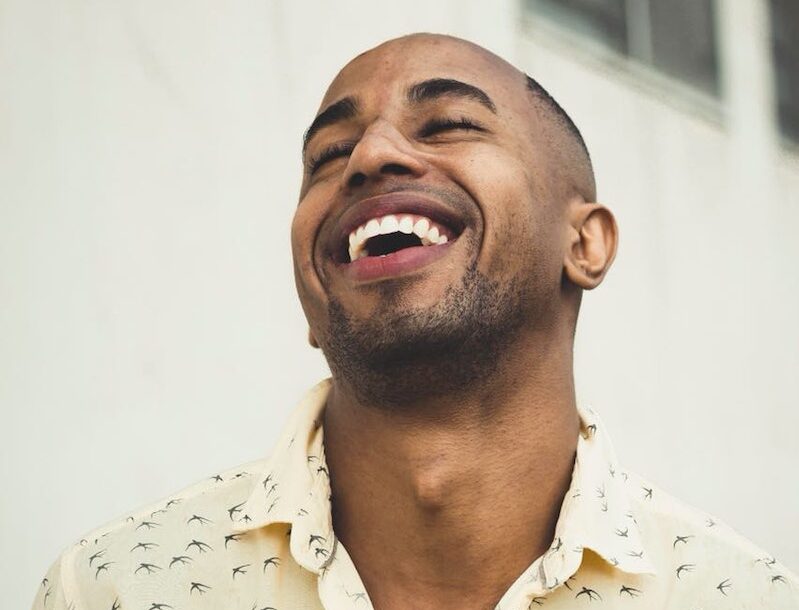 8 Ways to Make a Guy Laugh (While Still Being Attractive)